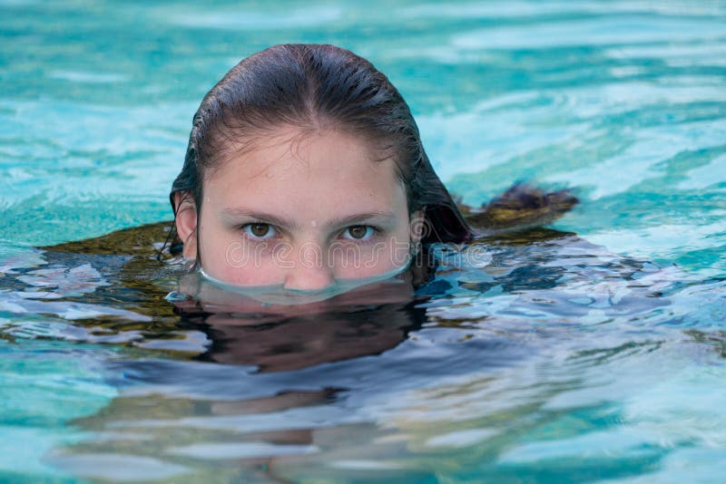 Jeune Adolescente En Piscine Photo Stock Image Du Enfance Lunettes