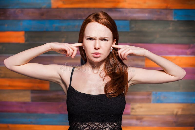 Jeune Bâche Adolescente Ses Oreilles Avec Vos Doigts Image stock ...