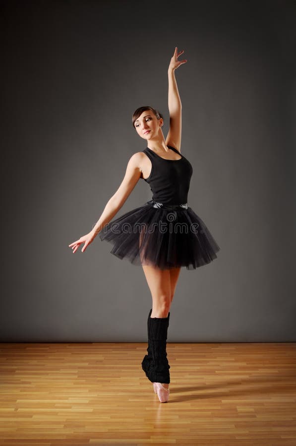 Jeune Ballerine Dans La Danse Classique De Pose De Ballet Image stock ...