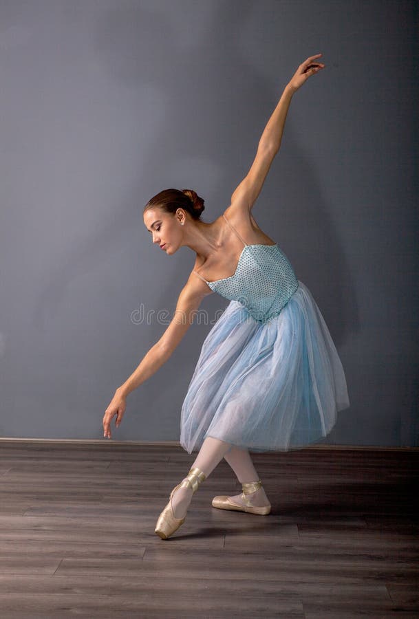 Jeune Ballerine Dans La Danse Classique De Pose De Ballet Image stock ...