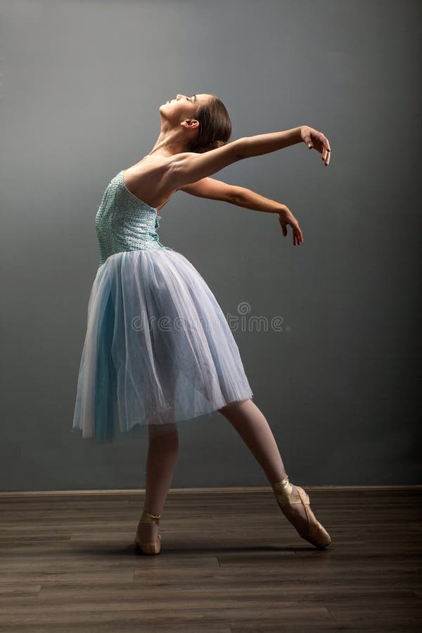 Jeune Ballerine Dans La Danse Classique De Pose De Ballet Image stock ...