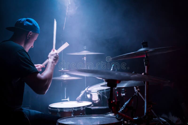 Batteur au concert photo stock. Image of action, métal - 103913918