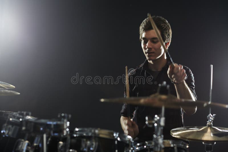 Jeune Batteur Jouant De La Batterie En Studio Image stock - Image of ...