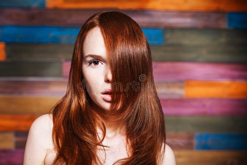 Jolie Fille Nue Avec Les Cheveux Rouges Image stock - Image du heureux ...