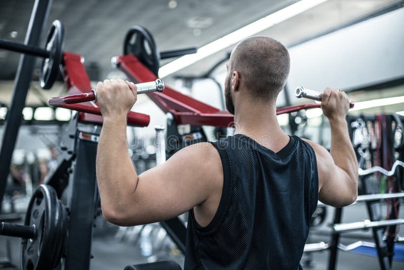 Bodybuilder Fort Faisant L'exercice Lourd Pour Le Dos Sur La Machine ...