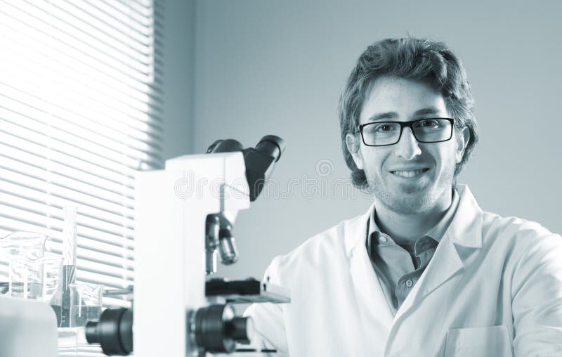Jeune Chercheur Avec La Loupe Photo stock - Image du microbiologie ...