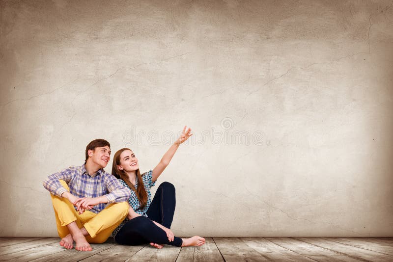Couples Heureux Assis Sur Le Sol à Lintérieur De La Maison Peinte Sur