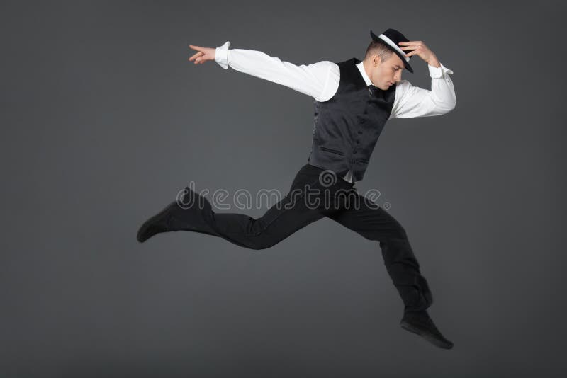 Jeune Danse Professionnelle Masculine De Danseur Dans Le Studio Image ...