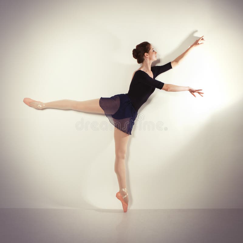 Danse Moderne De Danseur Classique Dans Le Plein Corps Sur Le Fond ...