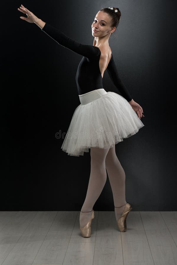 Jeune Danseuse In Tutu Performing De Ballerine Sur Pointes Image stock ...