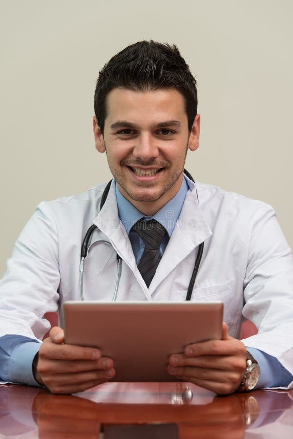 Docteur Talking on Telephone Dans Le Bureau Photo stock - Image du ...