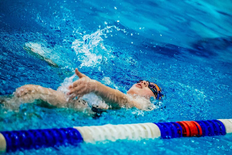 Jeune Dos Crawlé De Natation D'athlète Photo éditorial - Image du jeune ...