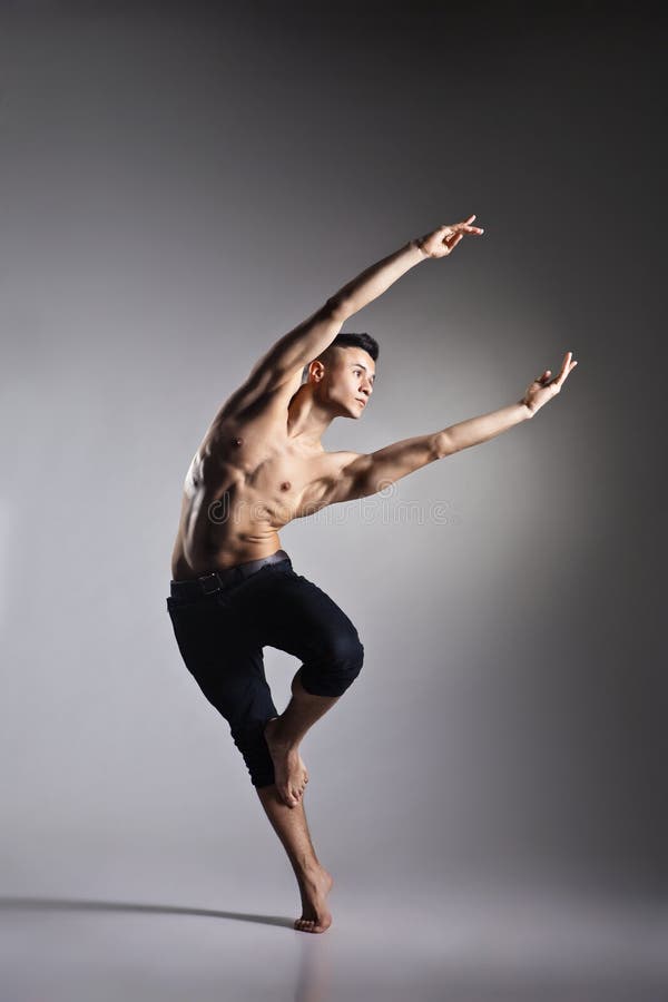 Jeune Et Convenable Danseur Classique Masculin Dans Un Studio Image ...
