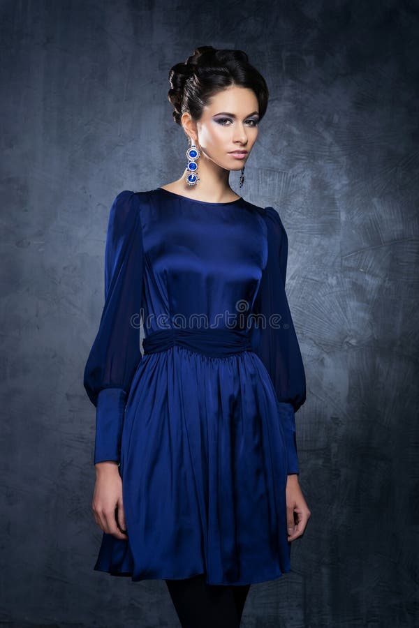 Jeune Et Beau Mannequin Posant Dans Une Robe Bleue Image stock - Image ...