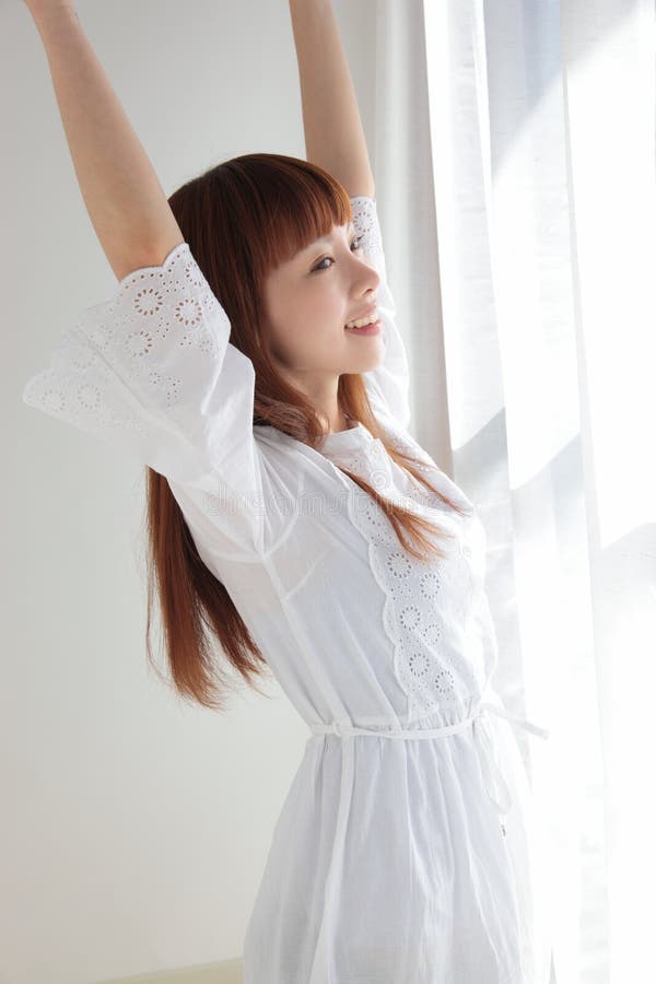 Jeunes Femmes Asiatiques à Repasser Image stock - Image du marge ...