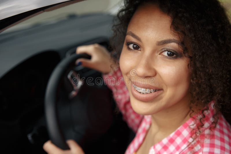 Jeune Femme Asiatique Dans La Voiture Le Conducteur Moderne De Jeune Fille Conduit Une Voiture