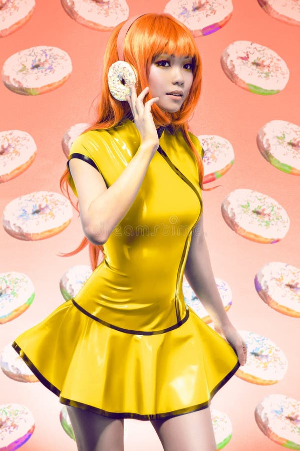 Jeune Femme Asiatique Posant Dans La Robe Jaune Image Stock Image Du Oriental Robe 81632061