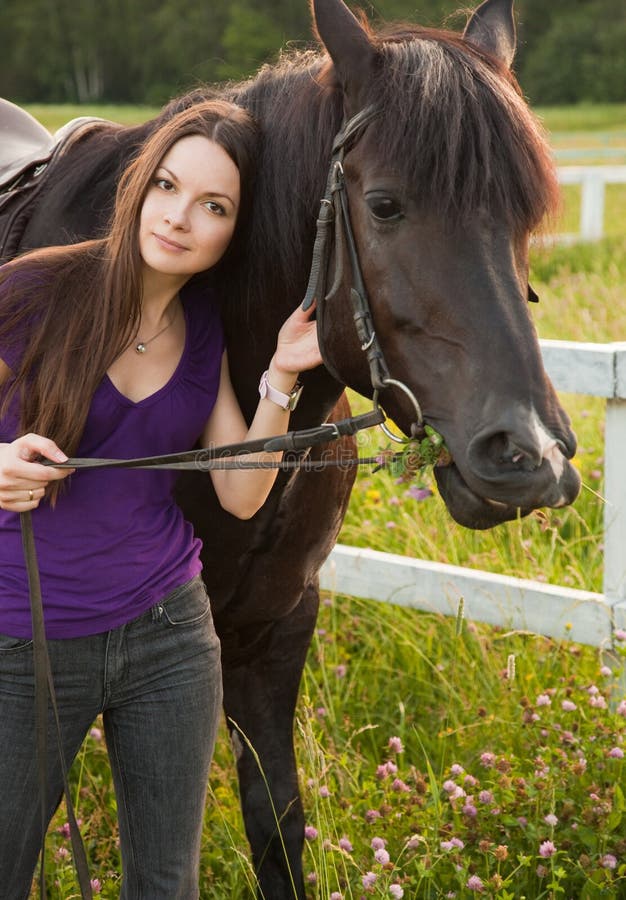 Jeune femme et cheval photo stock. Image du lifestyle - 60990460