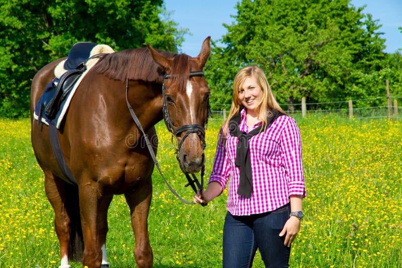 Portrait De Femme Avec Le Cheval En Fleurs Photo stock - Image du ...