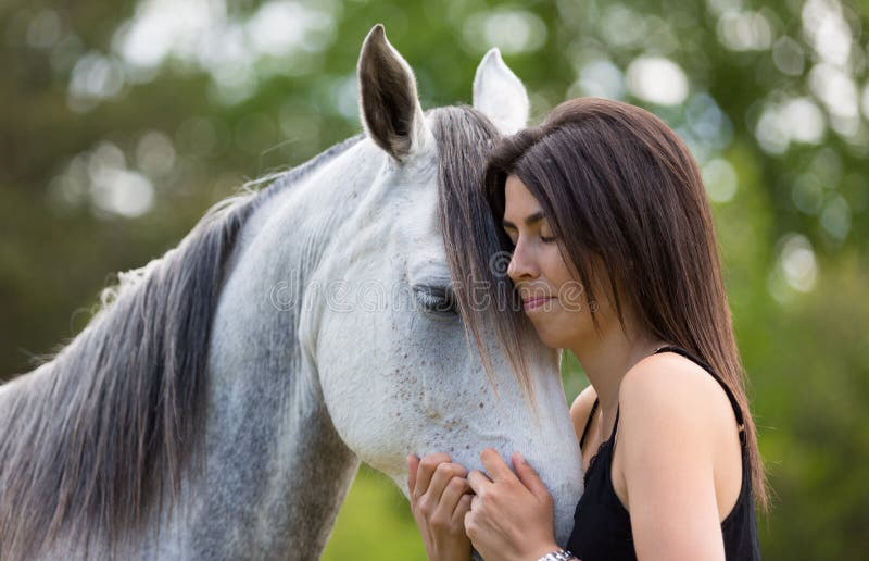 Femme Heureuse Assez Jeune Dehors Avec Le Cheval D'animal Familier Le ...