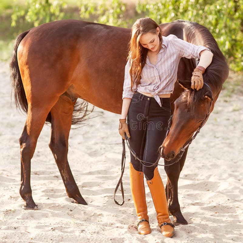 Belle Cow-girl Conduisant Un Cheval Blanc Image stock - Image du champs ...