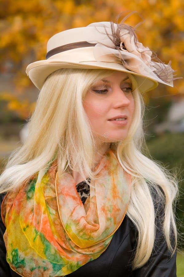 Jeune Femme Avec Une Belle Coiffe Image stock - Image du mode, chapeau ...