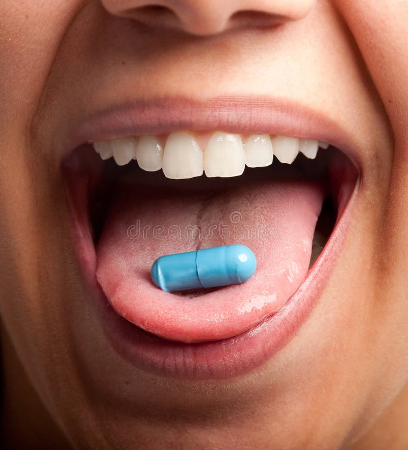 Jeune Femme Avec Une Pilule Photo stock - Image du tablette, dose: 31945632