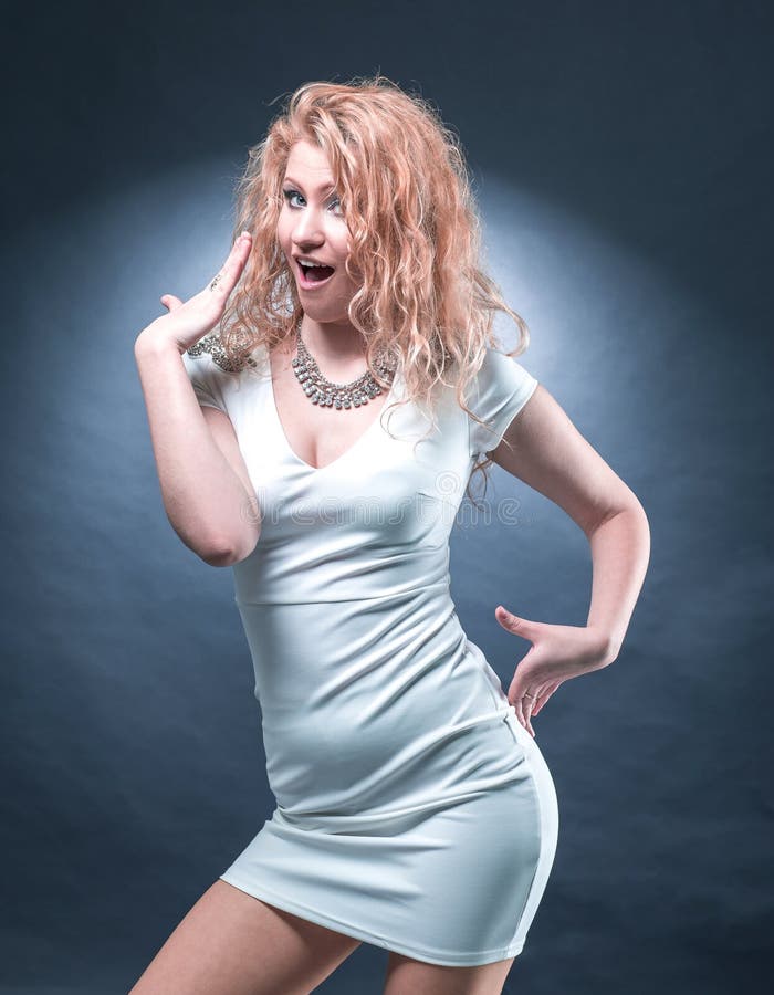 Jeune Femme Blonde Sexy Dans La Robe Blanche Courte Disolement Image