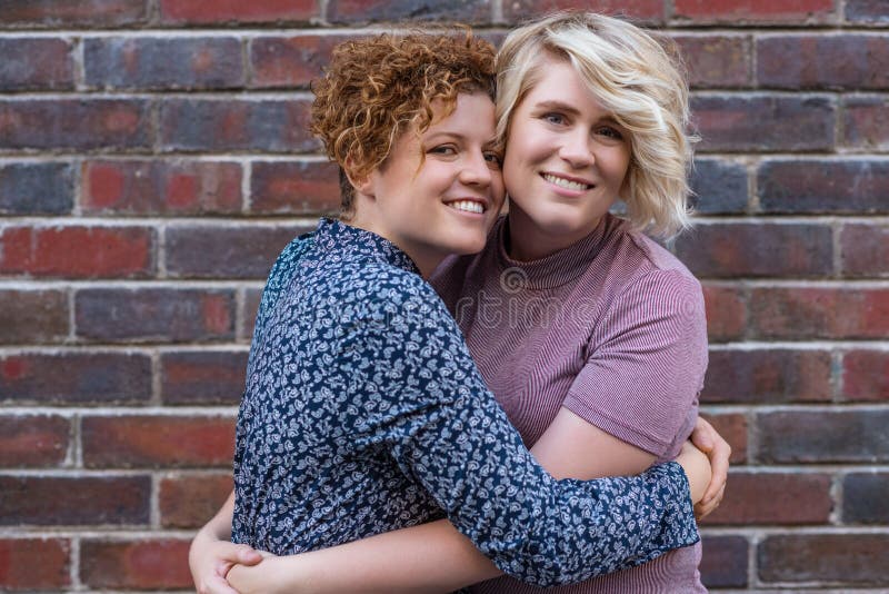 Jeune Position Lesbienne Affectueuse De Couples Dans Des Bras De Chacun