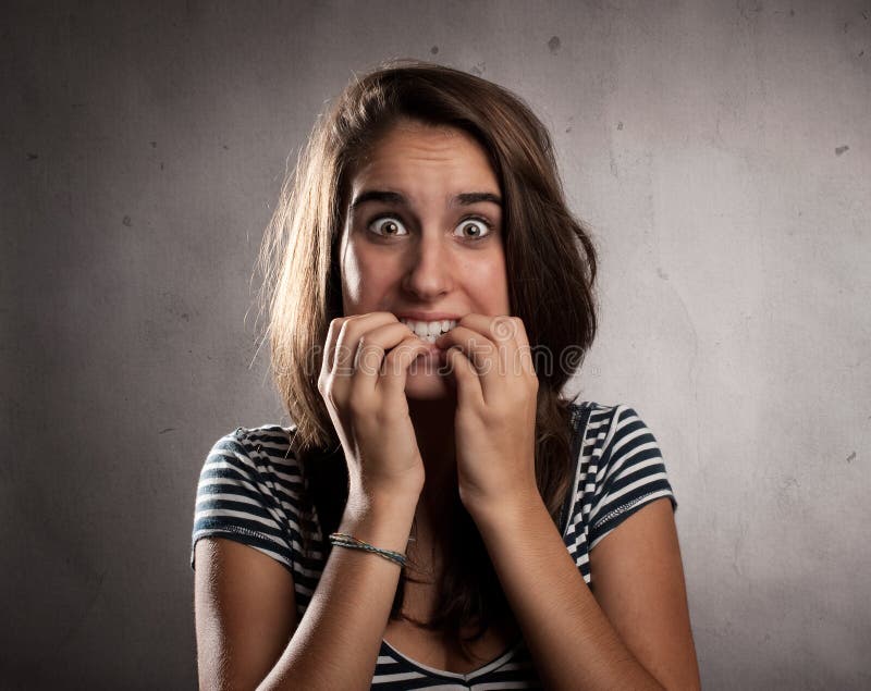 Jeune femme effrayée photo stock. Image du réel, horreur - 34383604