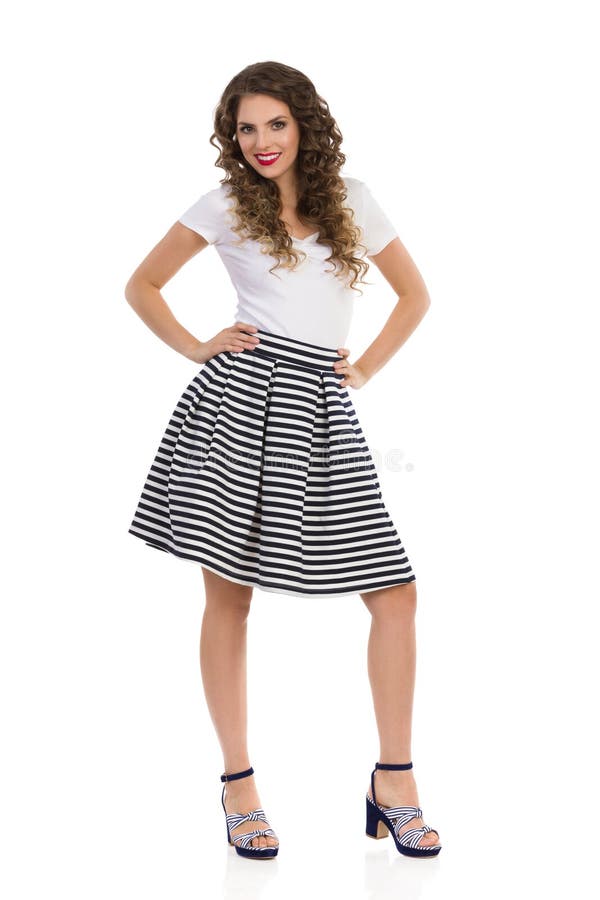 1 259 Photos De Belle Fille Dans Une Mini Jupe Et Des Talons Photos