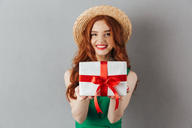 Femme Rousse Gaie Faisant L'image D'individu Se Trouvant Sur Le ... Femme Rousse Gaie Faisant L'image D'individu Se Trouvant Sur Le ...