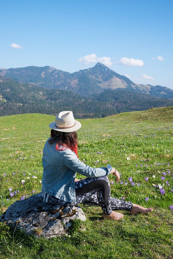Jeune Femme S'asseyant Sur Une Pierre Dans Le Paysage Alpin Image stock ... Jeune Femme S'asseyant Sur Une Pierre Dans Le Paysage Alpin Image stock ...