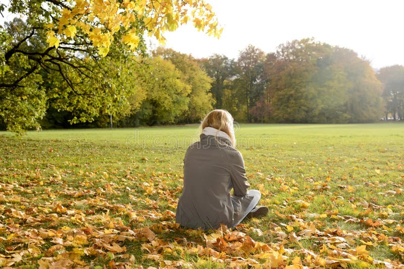 Jeune femme seule image stock. Image du dépressif, pensif - 41349117