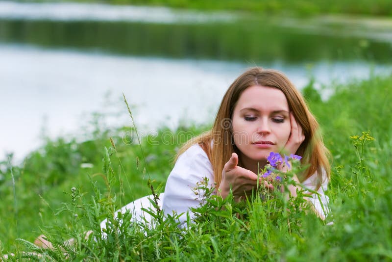 Jeune Femme Sur La Nature Photo Stock Image Du Beau 15752752