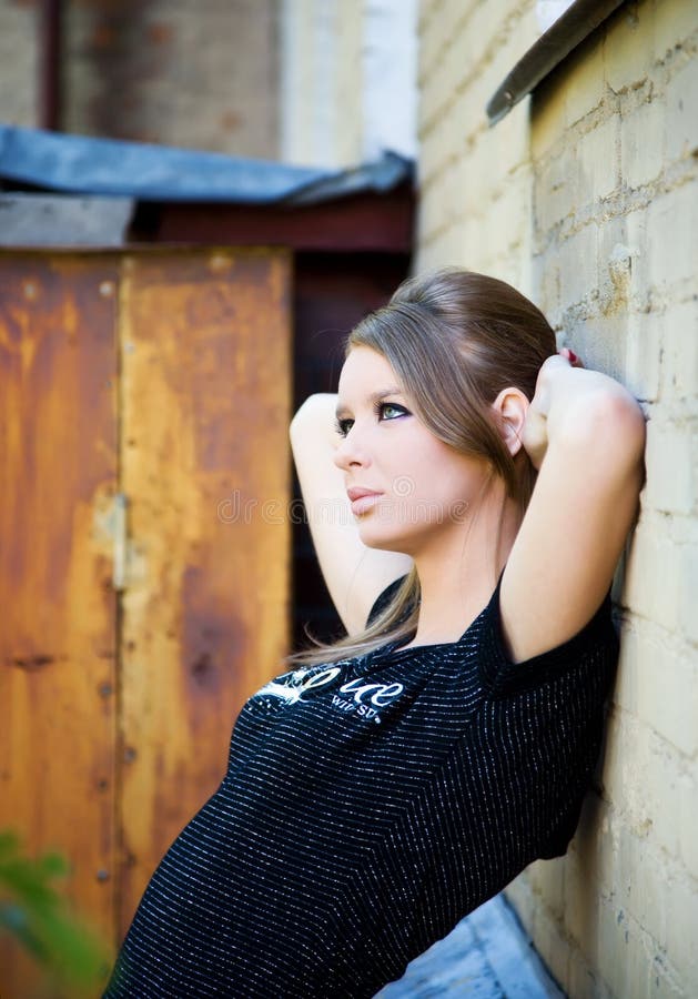 Jeune Femme Sur Le Vieux Fond Urbain Image stock - Image du reste ... Jeune Femme Sur Le Vieux Fond Urbain Image stock - Image du reste ...