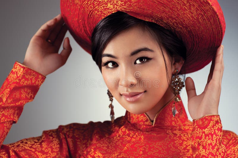 Jeune femme vietnamienne photo stock. Image du traditionnel - 22718014