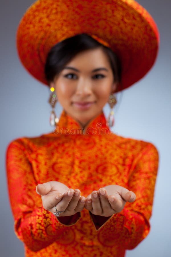 Jeune femme vietnamienne photo stock. Image du vêtement - 27683130