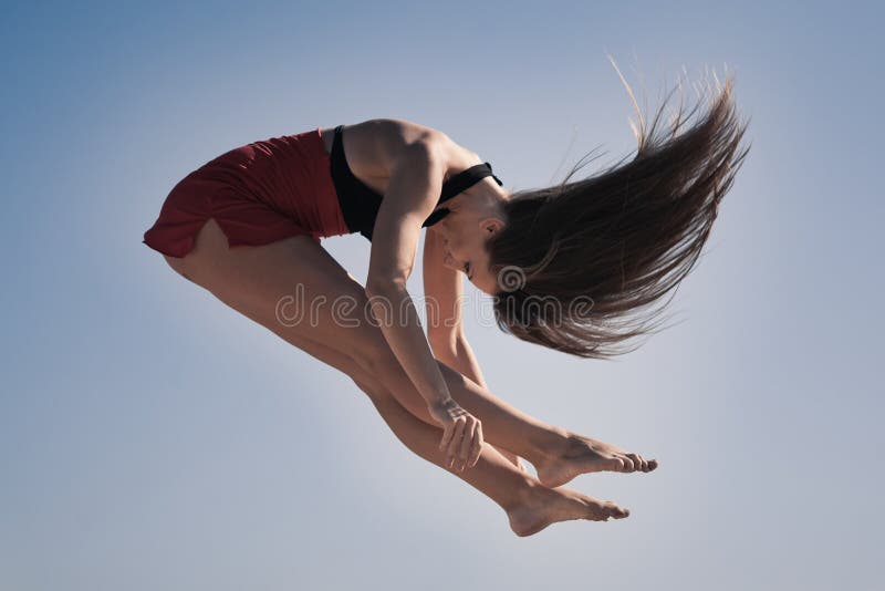 Fille De Forme Physique Faisant L'exercice Avec La Bille Photo stock ...