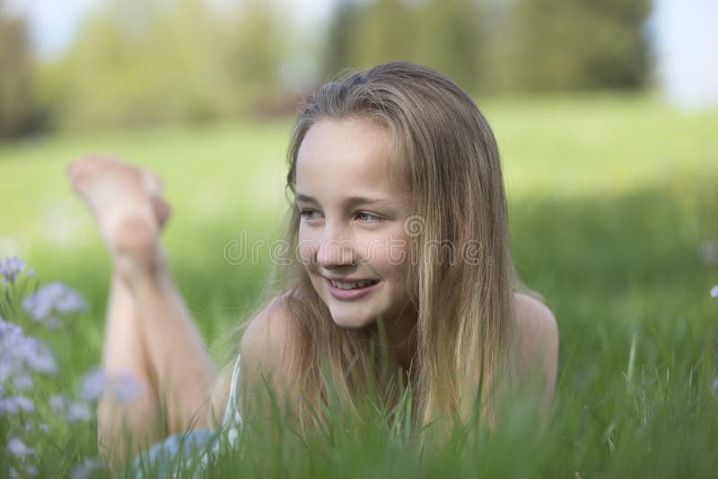 Fille Aux Pieds Nus Sur Le Pré Image Stock Image Du Herbe Cheveu