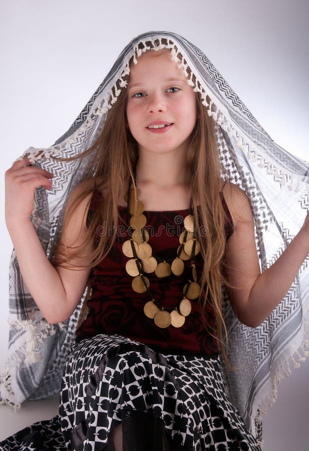 Jeune Fille Avec Le Châle Arabe Image Stock Image Du Arabe
