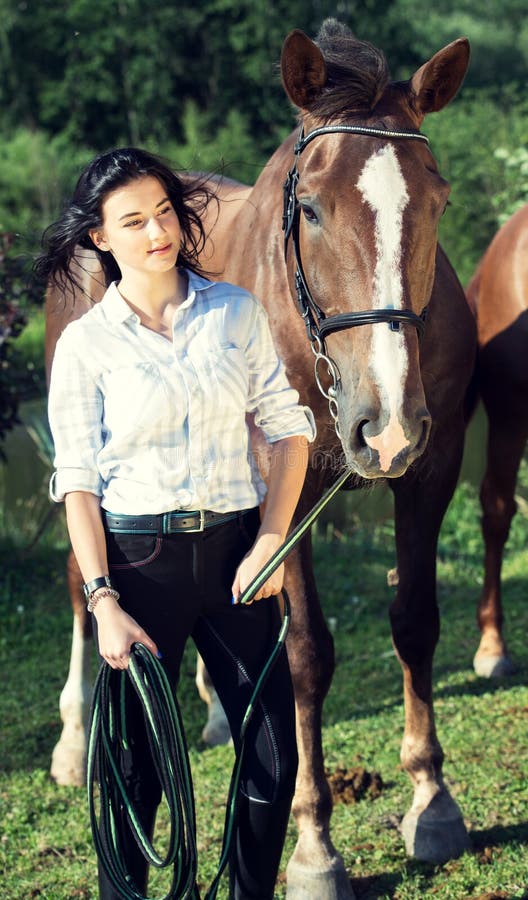 Jeune Fille Avec Son Cheval Poseing Ensemble Image stock - Image du ...