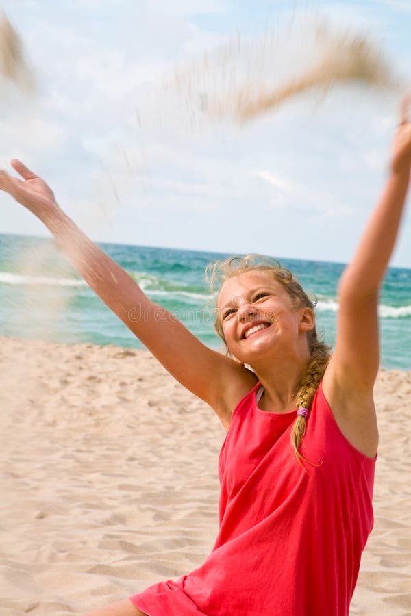 Une Jeune Fille Allongée Sur La Plage Photo stock - Image of extérieur ...