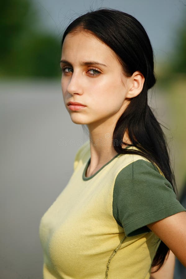 Jeune fille de beauté photo stock. Image du sein, modèle - 9993132