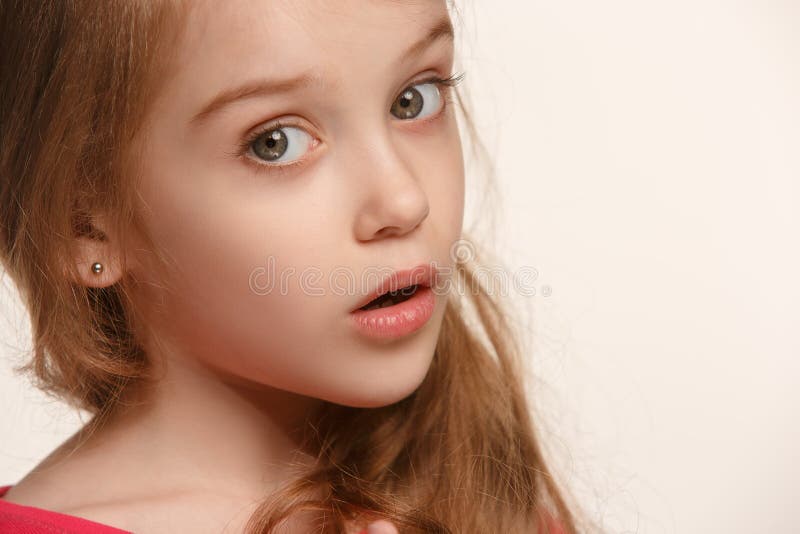 La Douleur Abdominale Fille De Ladolescence Sur Un Fond Bleu Concept D