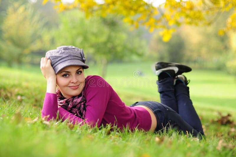 Jeune fille libre image stock. Image du rose, femmes - 13020079