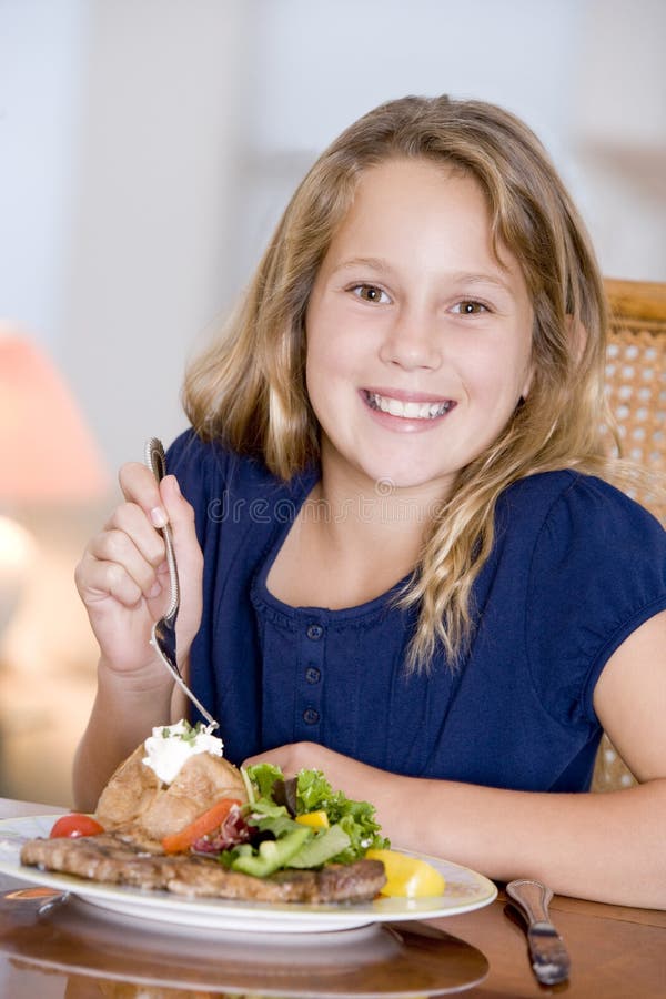 Jeune Fille Mangeant Le Repas, Mealtime Image stock - Image du ...