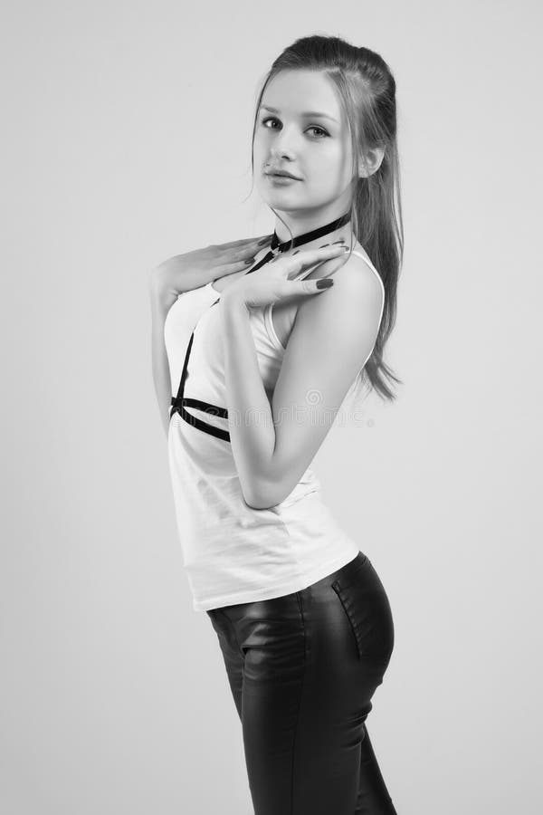 Jeune Fille Mignonne Avec Un Beau Visage Sur Fond Clair Photo Stock