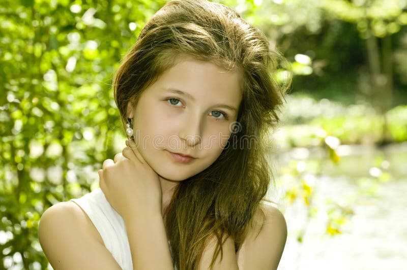 Jeune Fille Mignonne En Stationnement Photo Stock Image Du Femelle