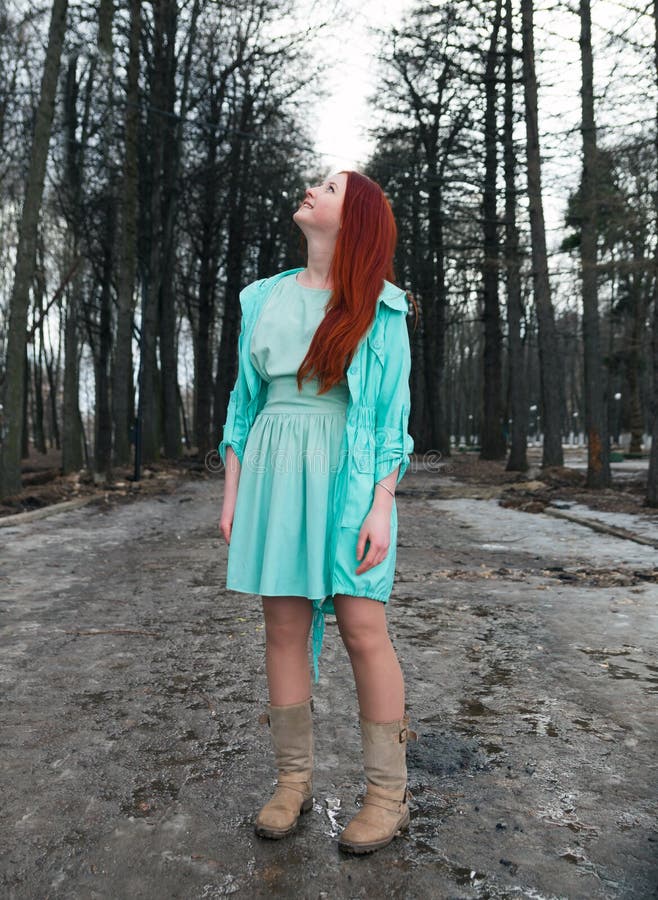 Fille Dans La Ruelle, Vieille Ville De Jaffa, Israël Photo stock ...